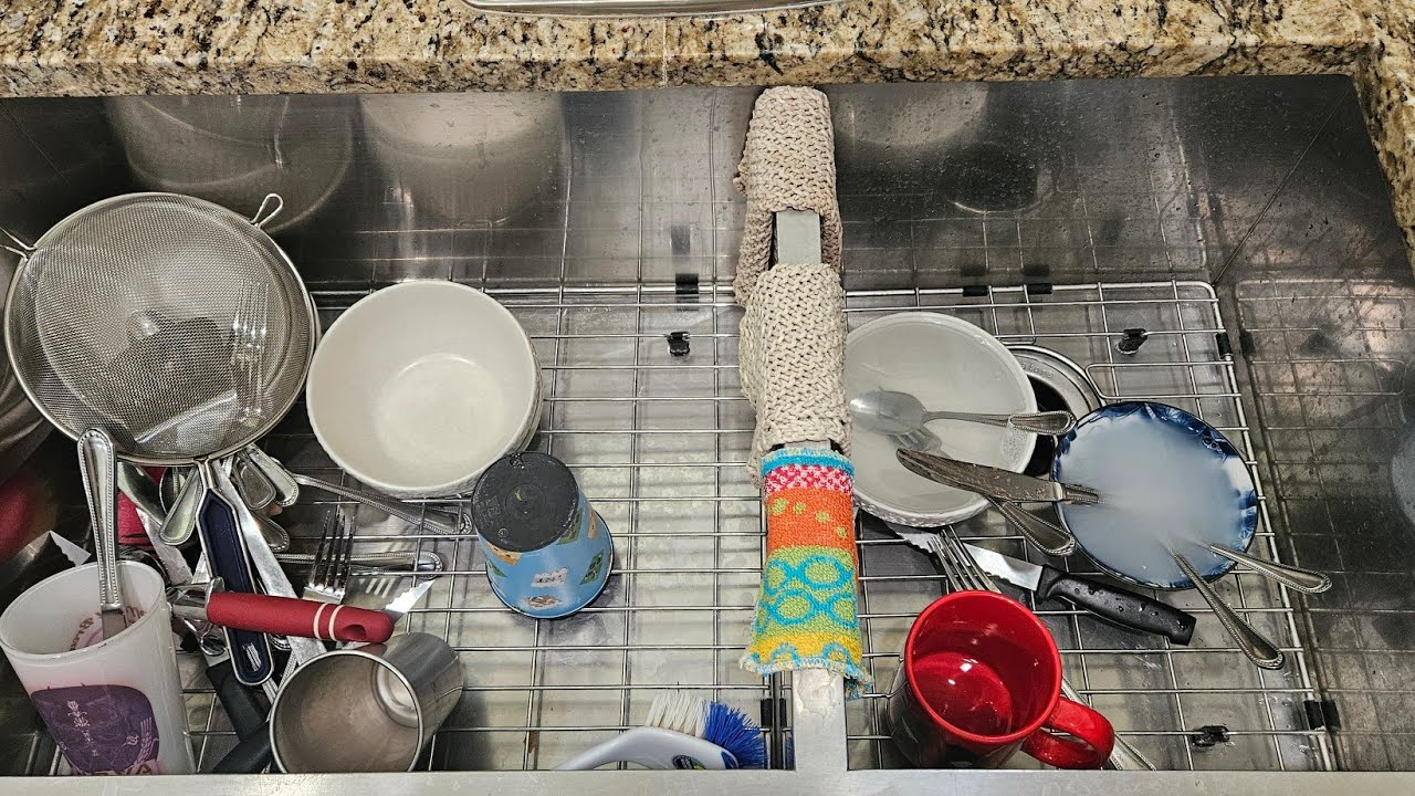 LEARN HOW THE PROFESIONAL CLEAN A SINK - YouTube