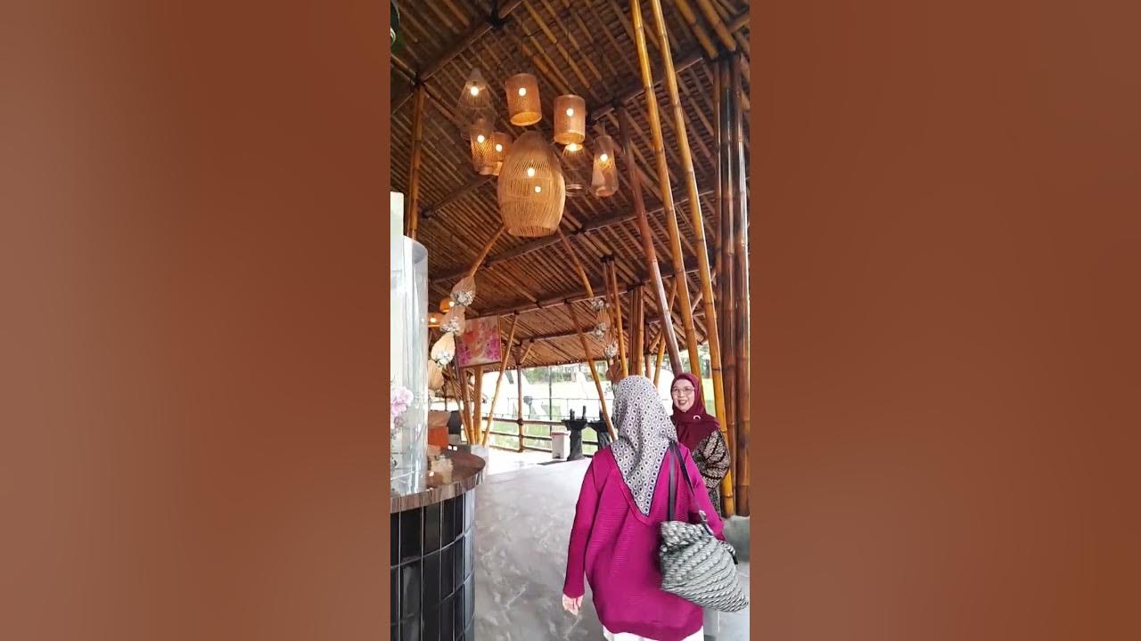 Kuliner Lezat di Saung Rindu Alam, Pantai Akkarena (Makassar) - YouTube