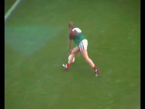 Aileen Gilroy scores a point for Mayo v Dublin - YouTube