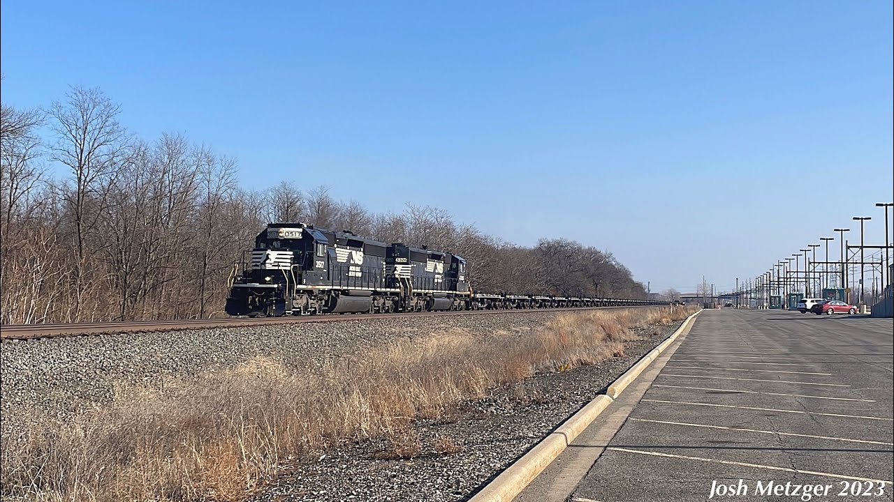 NS B09-10 w/ NS SD40-2s #’s 3517 and 3326 @ Hillcrest Rd in Ogden Dunes, IN 1/10/23 - YouTube