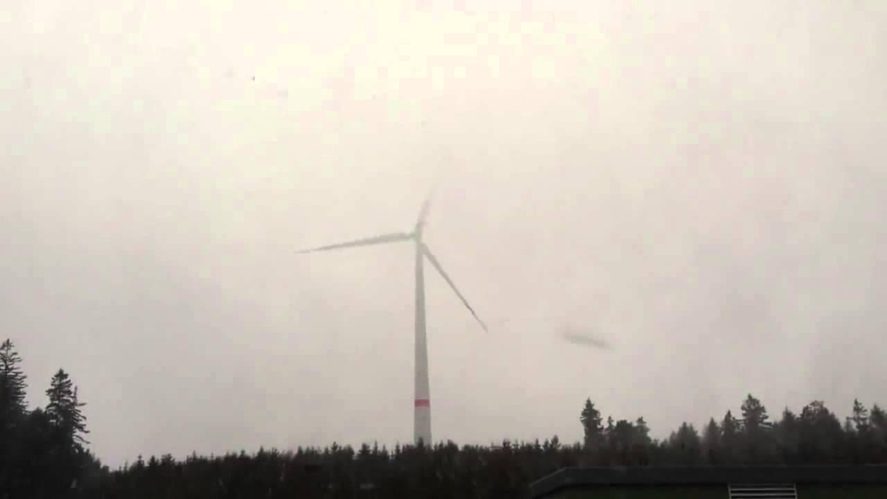 Wind Turbine Lightning Strike(Siemens) - YouTube