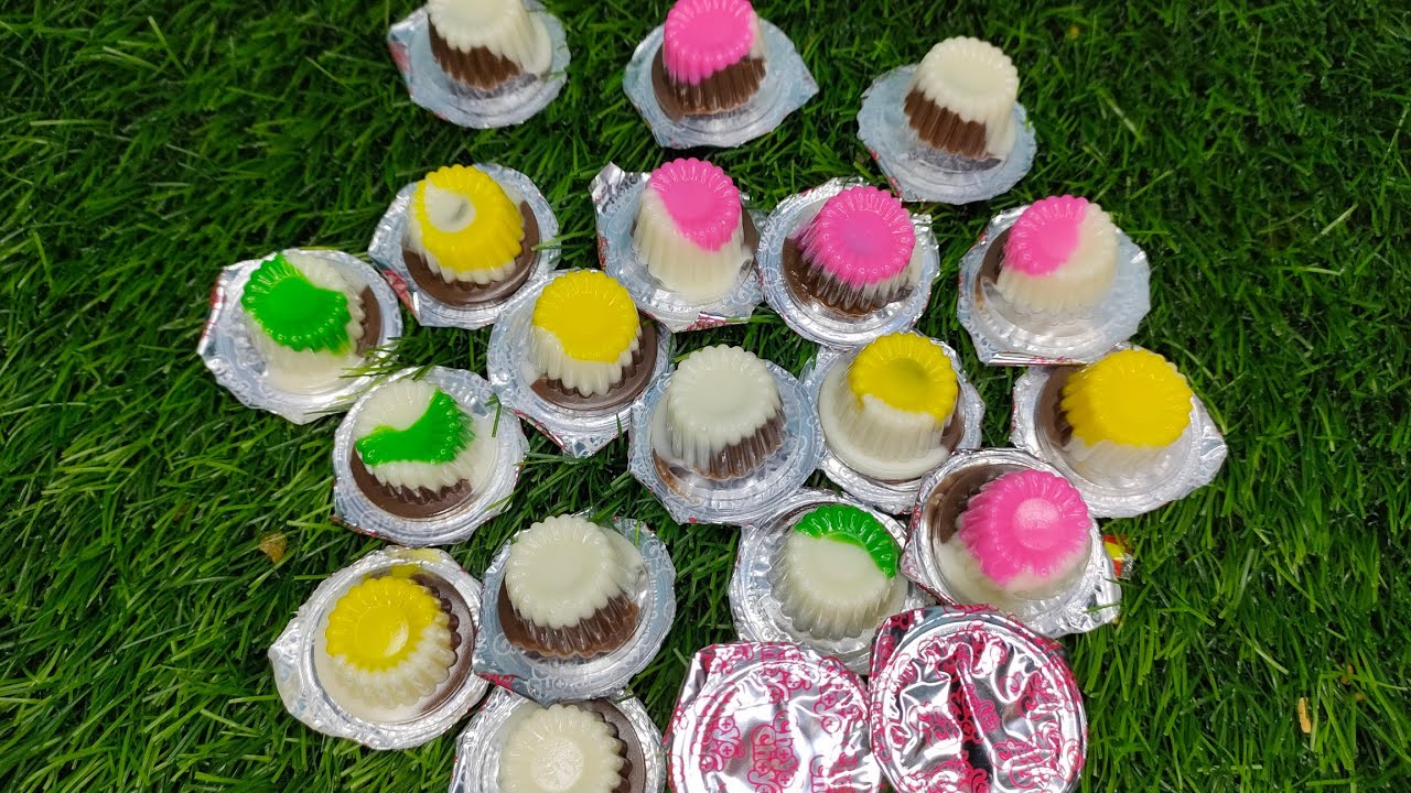 Banyak makanan permen yupi, bebek,kuda,kinderjoy,kuda poni,coklat warna ...