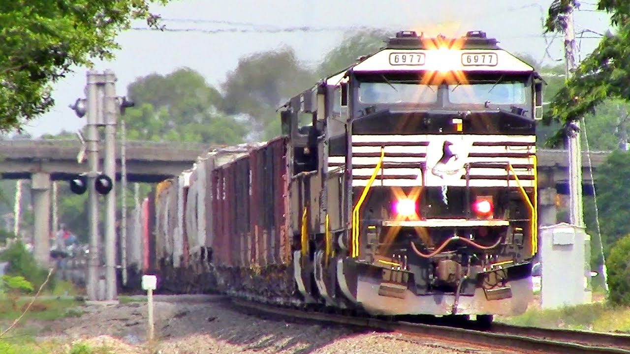 NS E50 SD60E/ES40DC/C40-9W Coming in on a 25mph slow order - YouTube