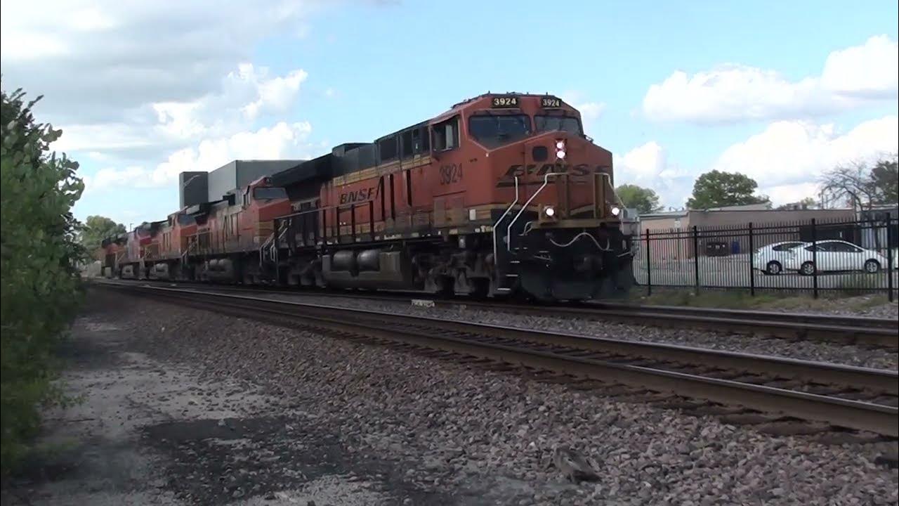 BNSF #3924 Leads WB Light Power Move with BNSF Warbonnet Trailing. Olathe, KS 9/3/22 - YouTube
