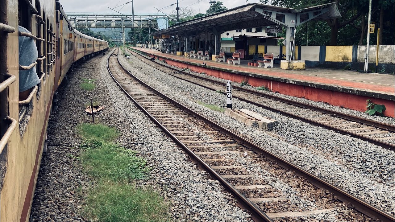 Sabari Express accelerating from Kottayam railway station|4K - YouTube
