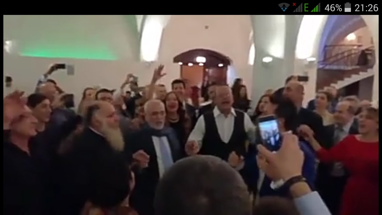 Ποντιακο γλεντι στη Μοσχα.Τον χορο σερνουν ο Σακης Ρουβας,ο Ιβαν ...