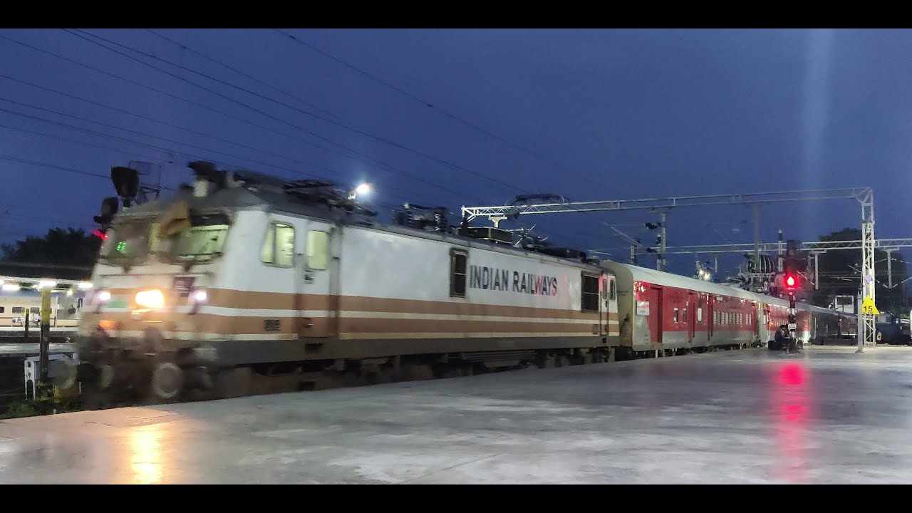 20506 NDLS-DBRG Rajdhani Express Meets 15025 MAU-ANVT Express at ...