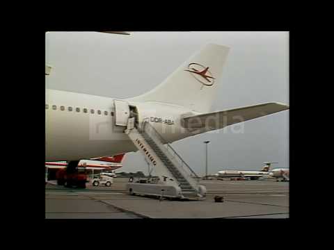 Interflug Airbus A 310 landet in Berlin-Schönefeld, 1989
