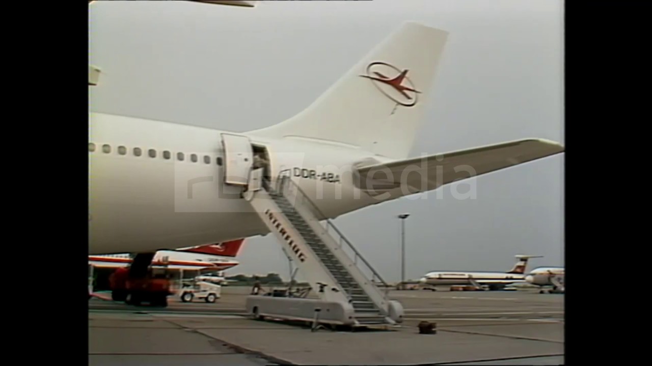 Interflug Airbus A 310 landet in Berlin-Schönefeld, 1989 - YouTube