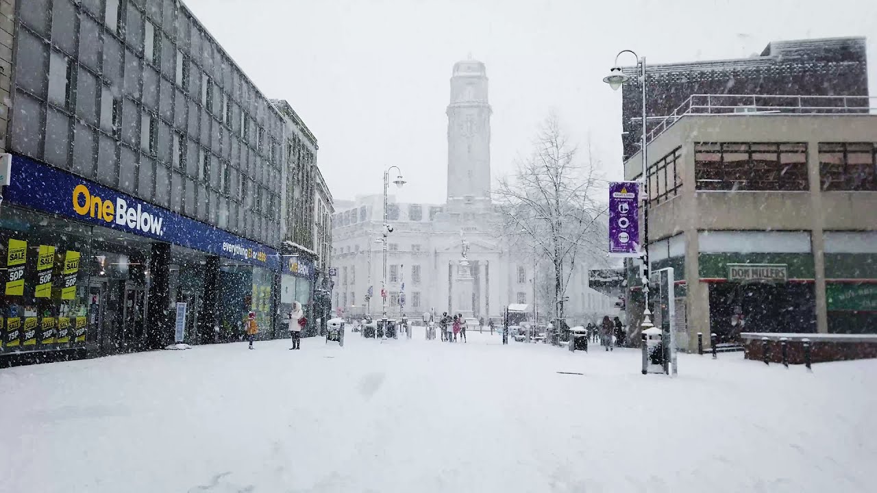 Walking Luton 4k - First Snowfall in Luton for 2021 - YouTube