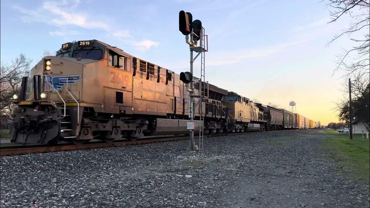 Union Pacific 2619 leads a northbound manifest train passed Buda Texas - YouTube