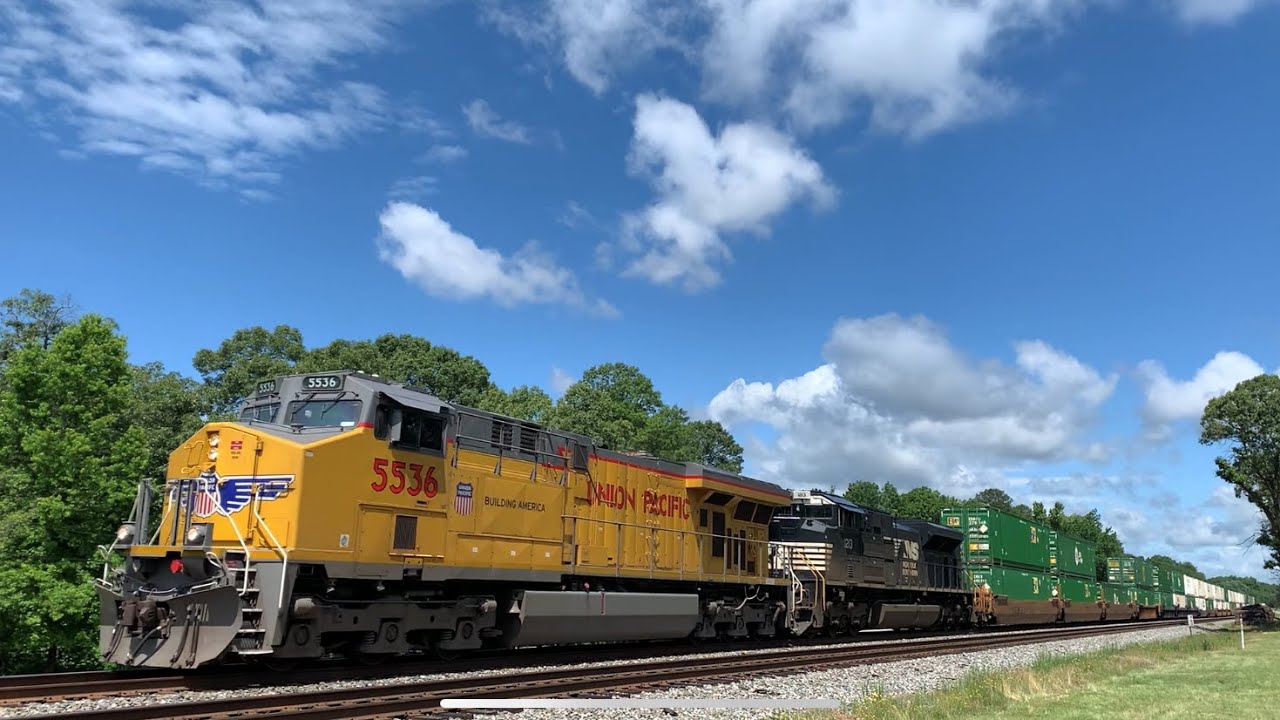 NS 28R speeds through Wellford with a pretty nice lashup - YouTube