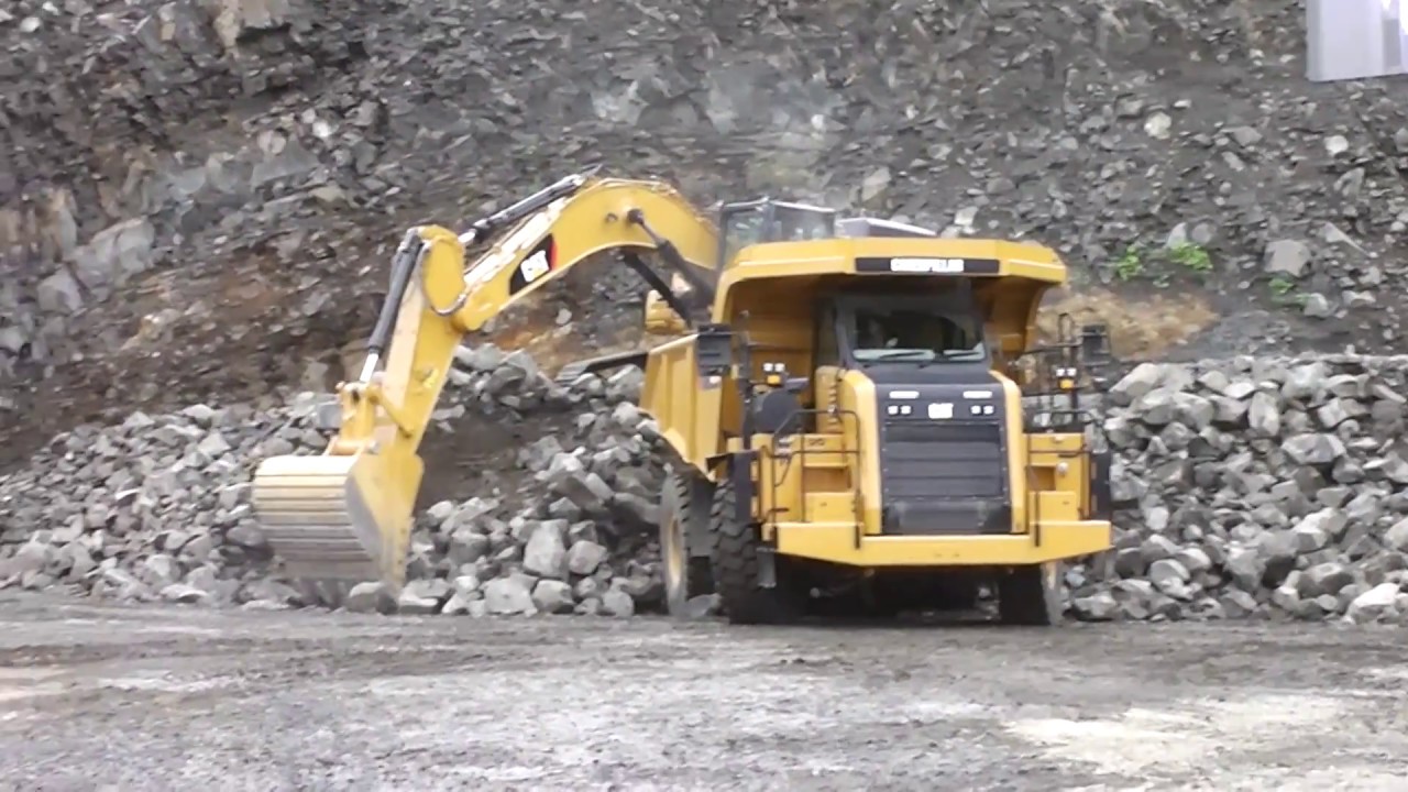 CAT 352F XE excavator load the Catterpillar CAT 722G - YouTube