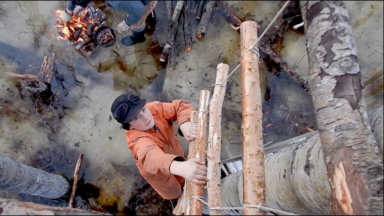 Building a FLOATING FIRE and Sleeping 15ft off the ground in a SWAMP ...