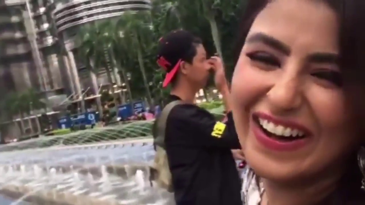 Pawan Singh Malaysia Mai Masti Karte Hue Dekhiye Live 2 Video 2018 Youtube