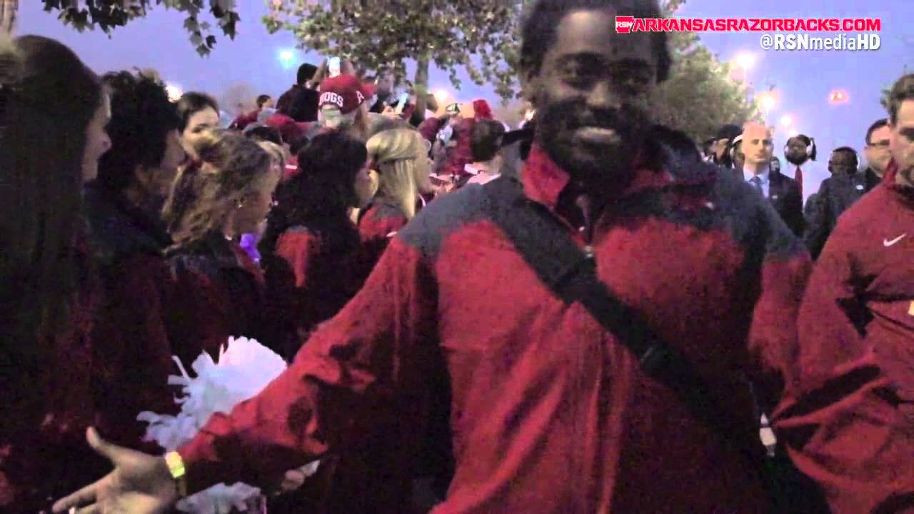 @RazorbackFB Arrives to Hog Walk at NRG Stadium - YouTube