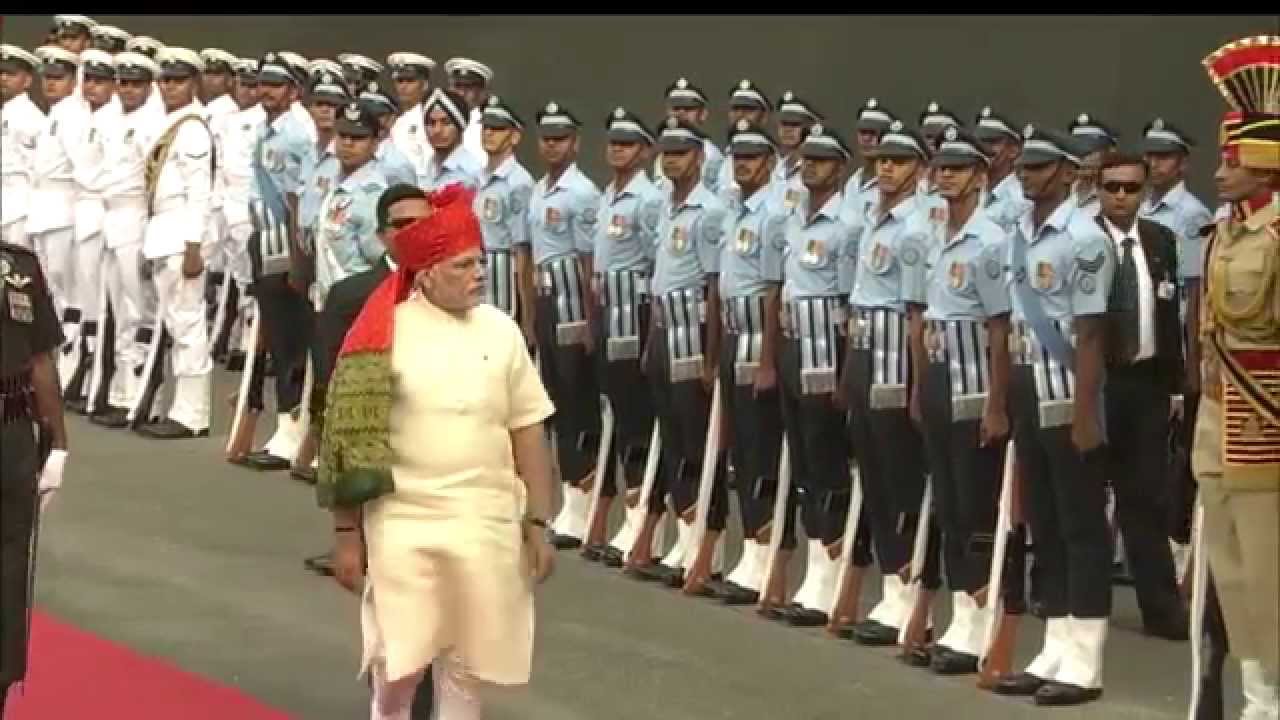 PM Modi inspecting the Guard of Honour at Red Fort in Delhi on 15 ...