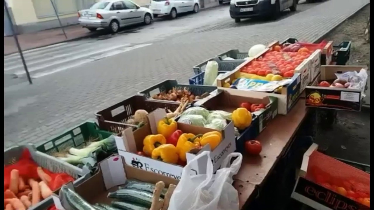 Stragan świeżych warzyw i owoców. - YouTube