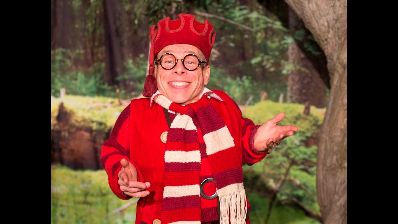 Snow White Review 2016 Pantomime New Victoria Theatre Woking Seven ...