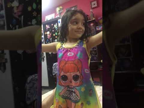 Menina dançando ao som de Orange Juice