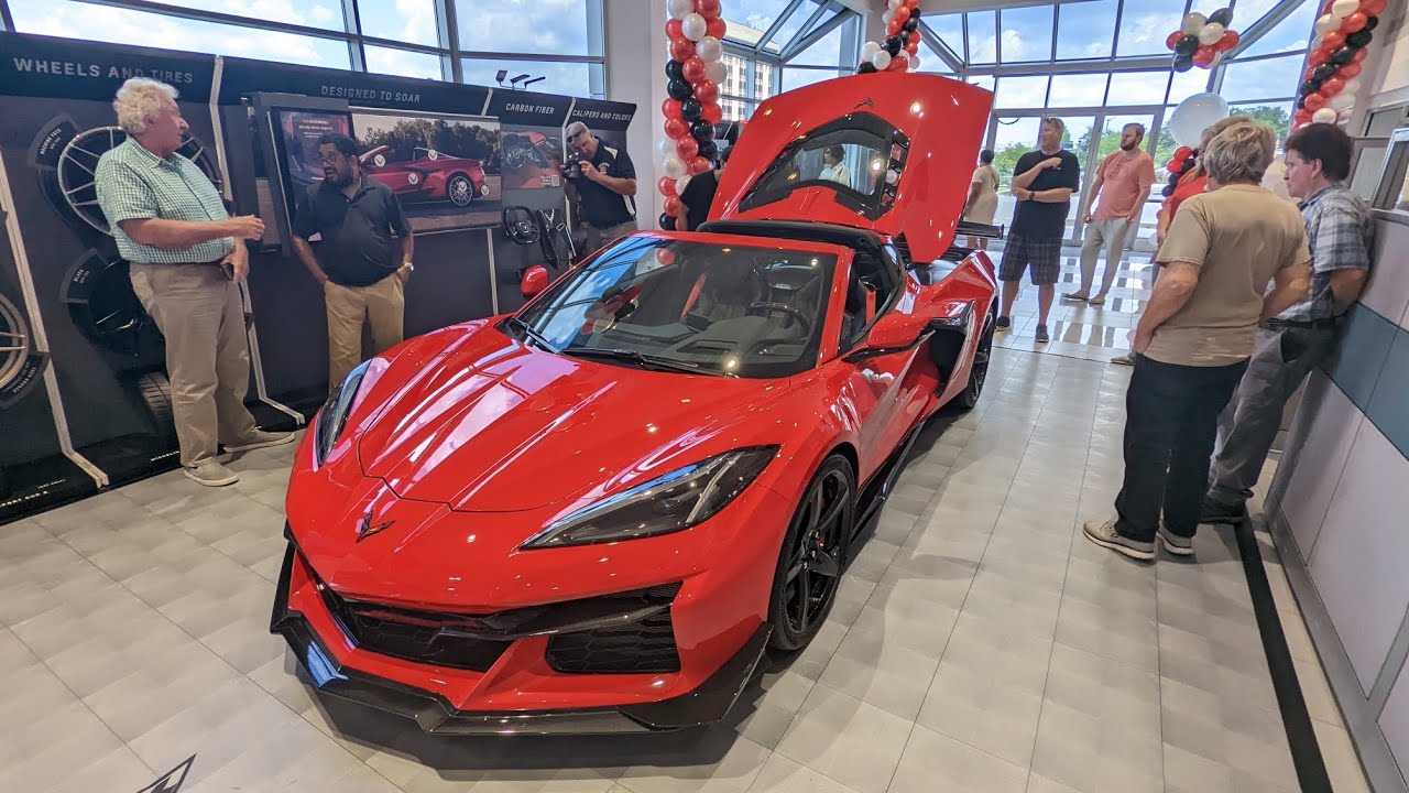 C8 Z06 startup with revs - YouTube