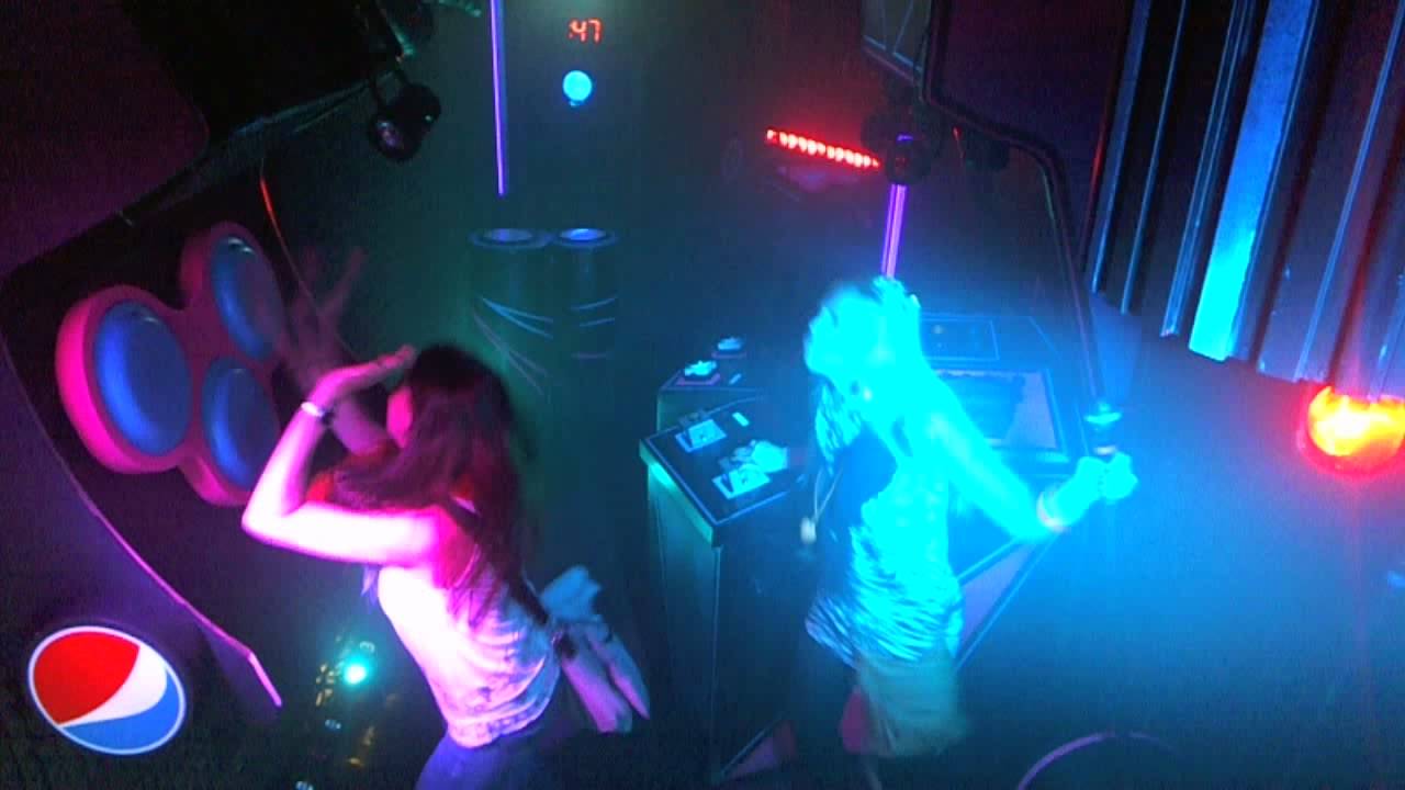 Kimberley en Anneliese in de Pepsi Remix Machine @ Q-day Festival 12:29 ...
