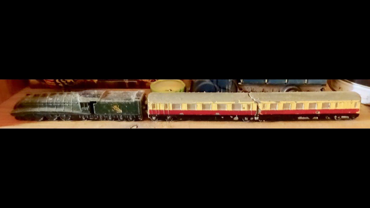 Dinky Streamline Loco + 2 Carriages #184 - YouTube