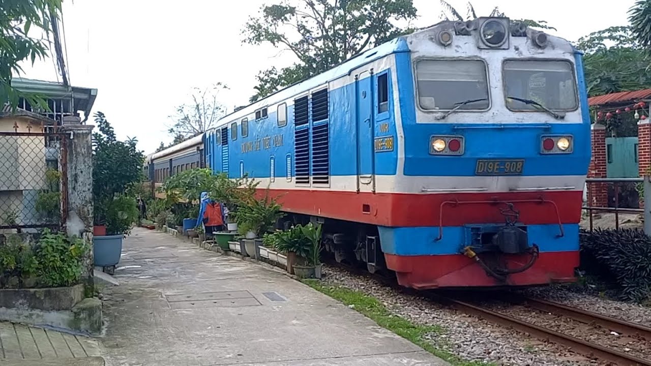 D19E-908 kéo tàu SE1 đi chậm vào ga Thanh Khê để tránh tàu SE4 - YouTube