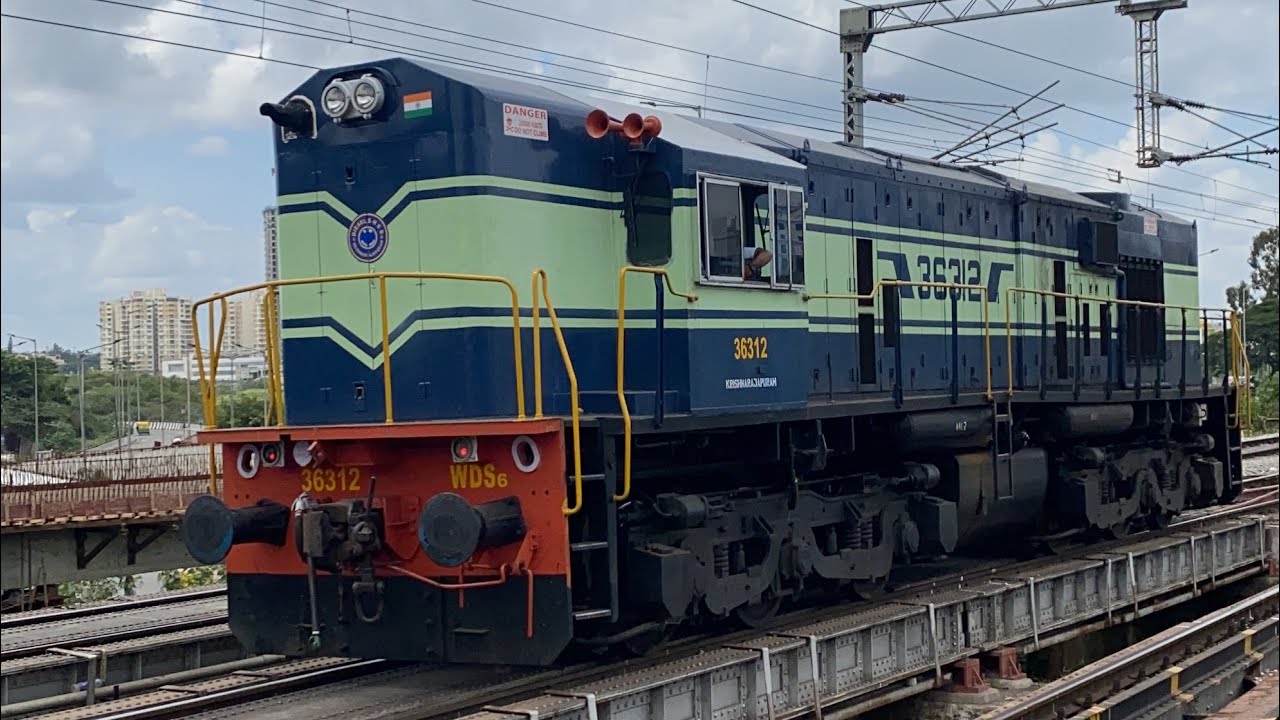 Honking & Chugging Diesel Locomotive WDS6 at Bengaluru Railway Station ...