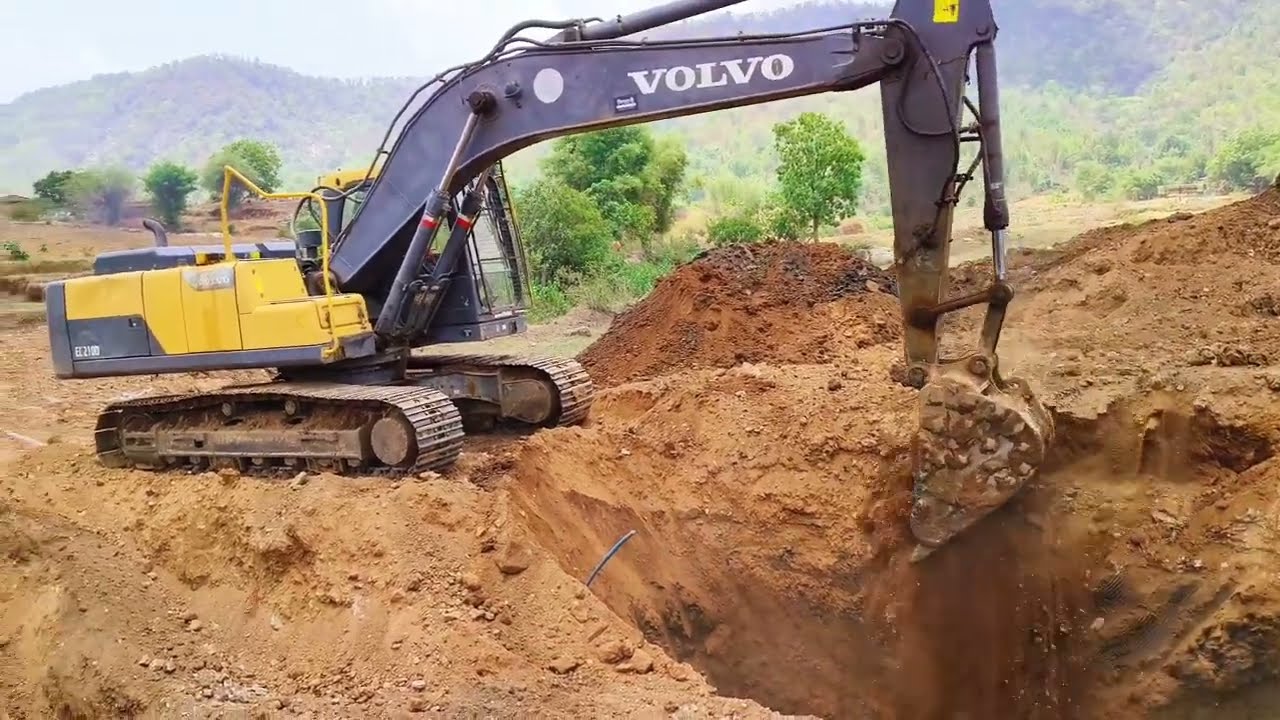 Amazing Video ! Volvo Excavator Loading in Low Bed Truck By Experience ...