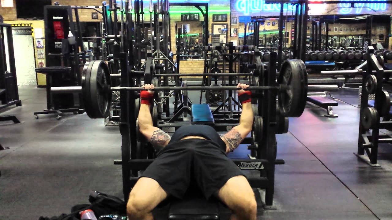 Bench pressing at Quads Gym. 340 x 3 x 6 sets - YouTube