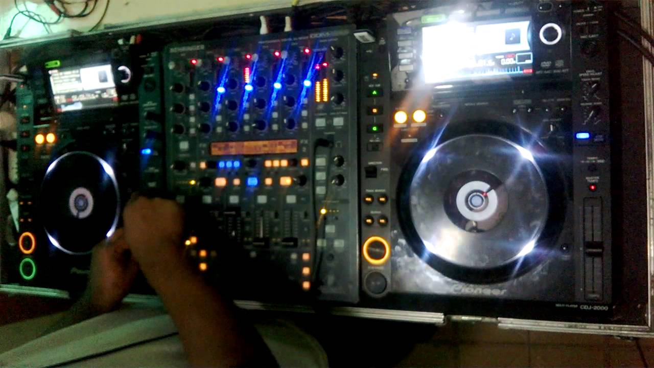 DJ PLAY ....2 PIONEER CDJ 2000 + BEHRINGER DDM 4000 + SET EN VIVO - YouTube