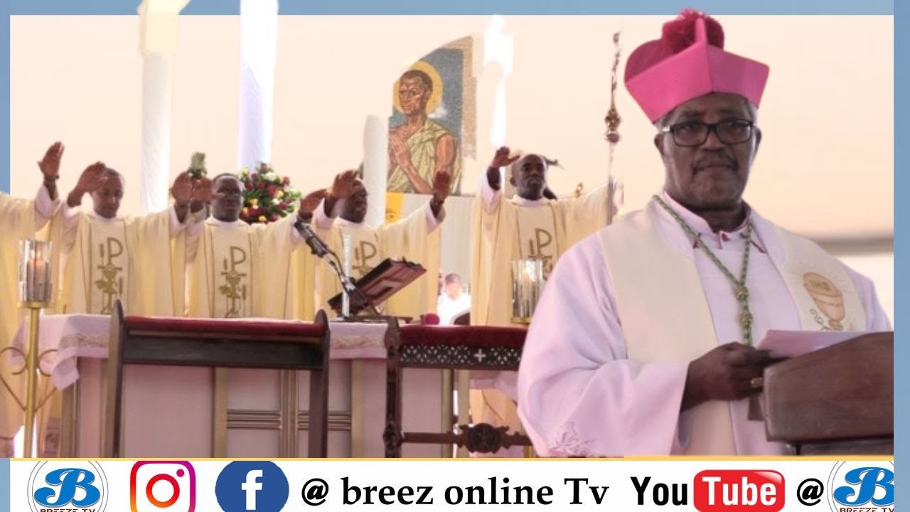 Askofu Mkuu Ruwai'ch awakabidhi rasmi Mapadre wapya SITA nyaraka muhimu ...