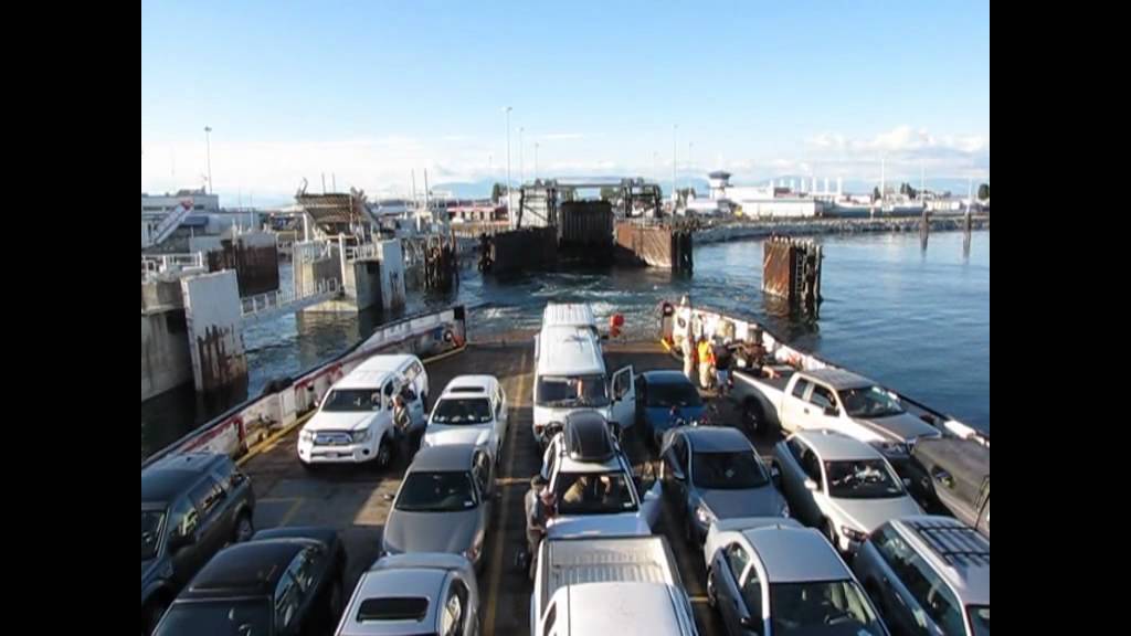 Bowen Queen departing and arriving - YouTube