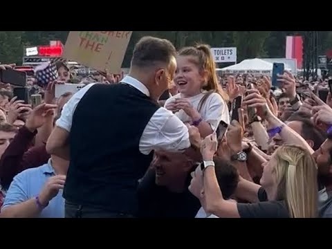 HEARTFELT MOMENT as Bruce Springsteen HUGS young fan at Belfast Concert ...
