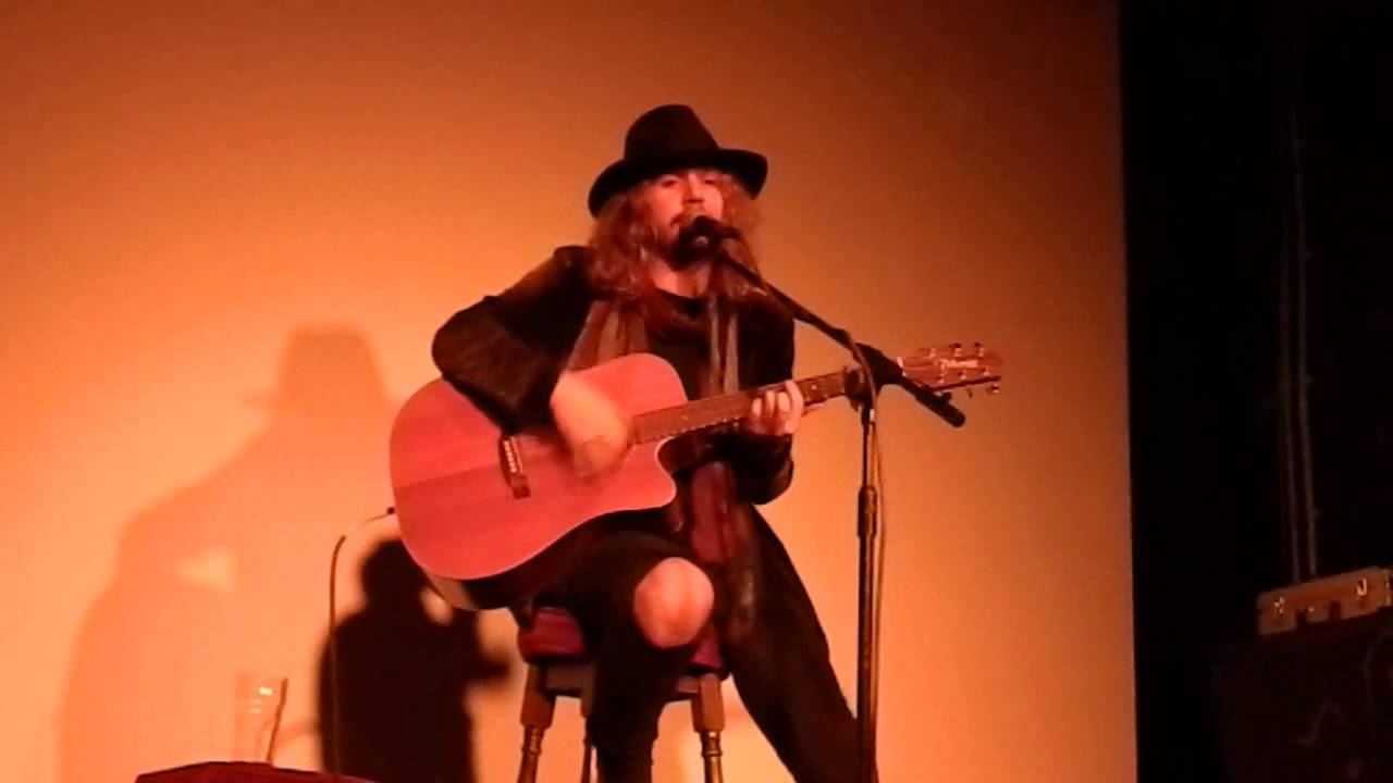 Adam Slack (The Struts) Don't look back in anger - YouTube