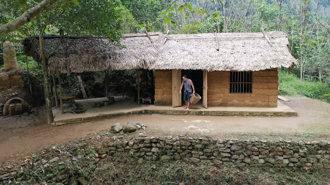 Building complete and warm survival shelter | Bushcraft earth hut ...