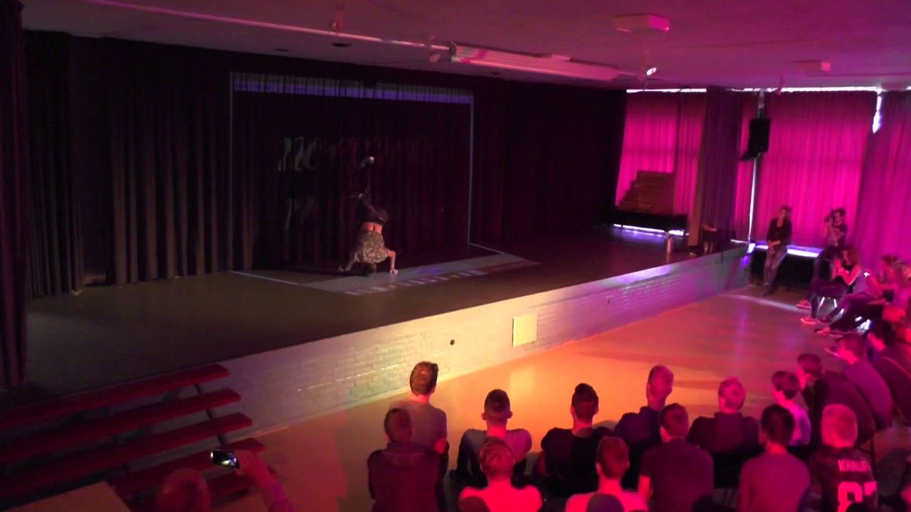 Danser Redo verrast examenleerlingen De Zeven Linden. - YouTube