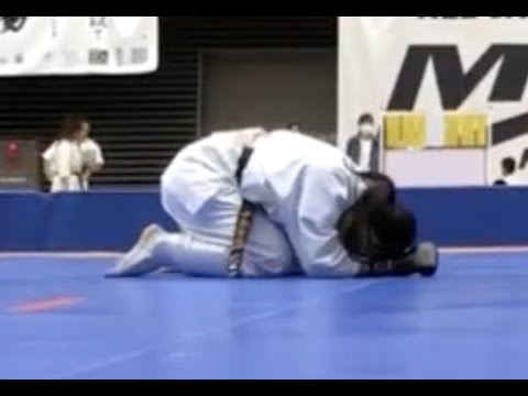 空手試合で女子のローブロー！Female groin kick!