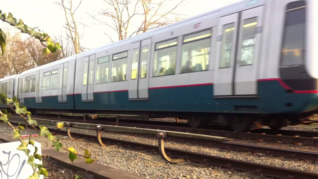 RET Metro Type B nabij Tussenwater op lijn D richting Rotterdam ...
