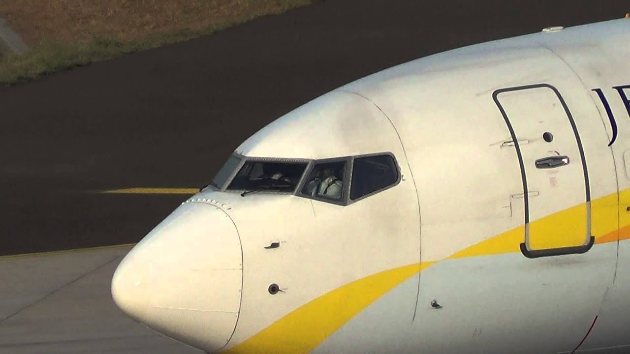 First Officer of Jet Airways 737 waiving us from the cockpit - YouTube