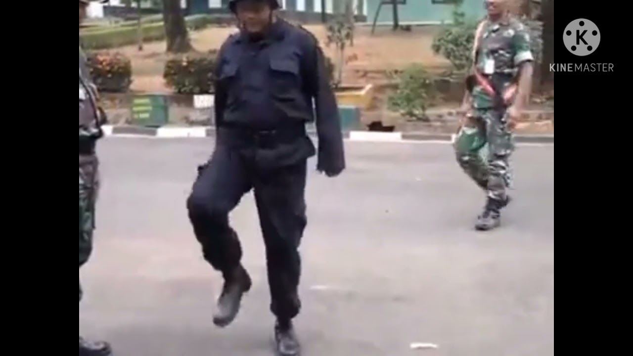 funny soldier marching - YouTube