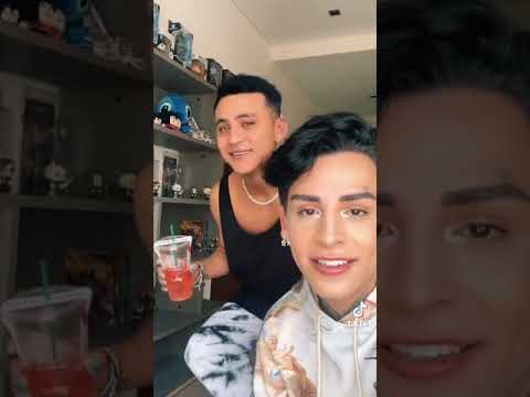 Kuno y rod se besan😳