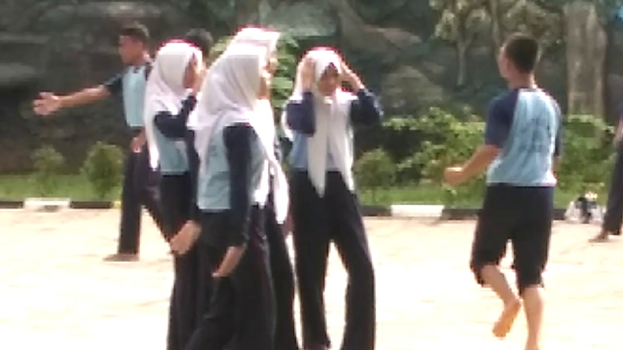 Praktik Roll ke depan _ Penjasorkes Kelas VIII B SMPN 160 Jakarta - YouTube