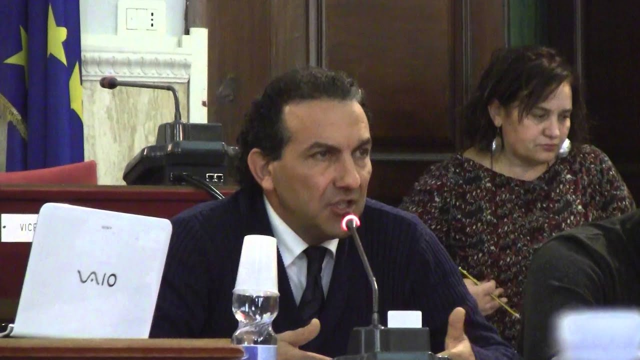 Un video che sarà leggenda: Flavio Maglio v/s Pippi Mellone - YouTube