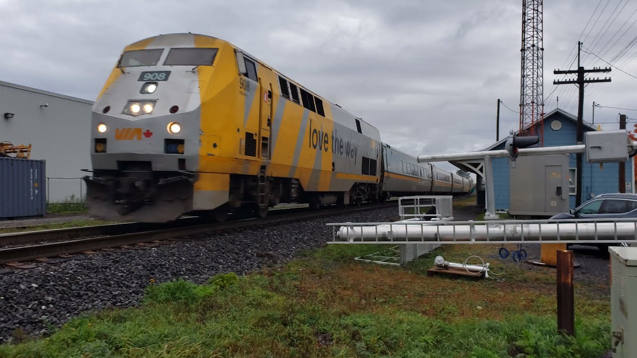 VIA #35 à Laurier-Station, le 17 octobre 2021 - YouTube