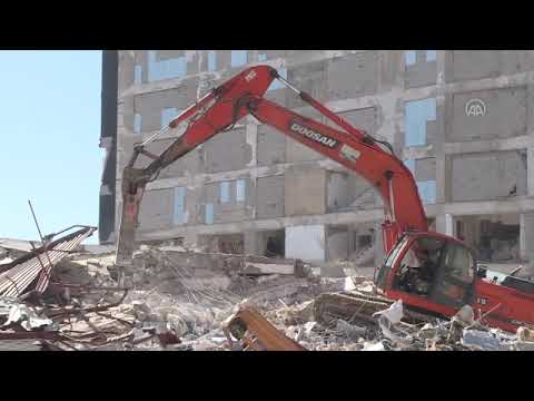 AA  HATAY ENKAZ KALDIRMA VE YIKIM ÇALISMALARI BİR MAHALLEDE SÜRÜYOR