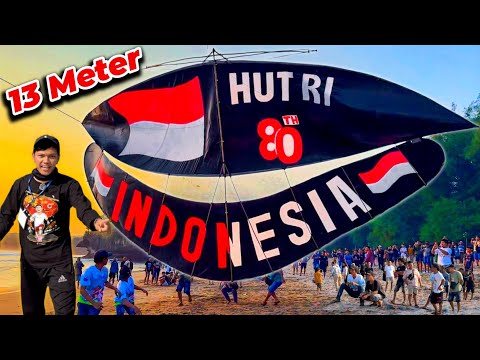 DETIK-DETIK LAYANGAN TERBESAR 13 Meter HANCUR DILIBAS ANGIN PANTAI SERANG BLITAR !!!