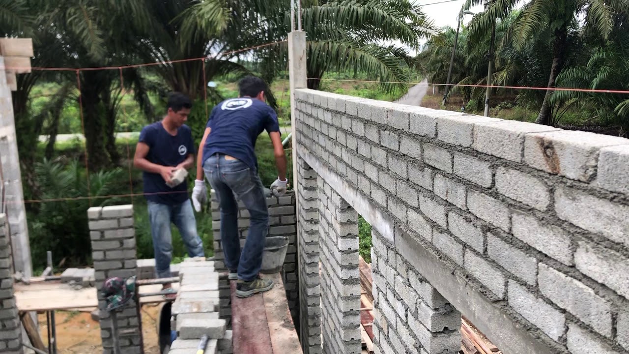 Proses ikat bata. Hasil air tangan sepenuhnya dari anak muda tempatan ...