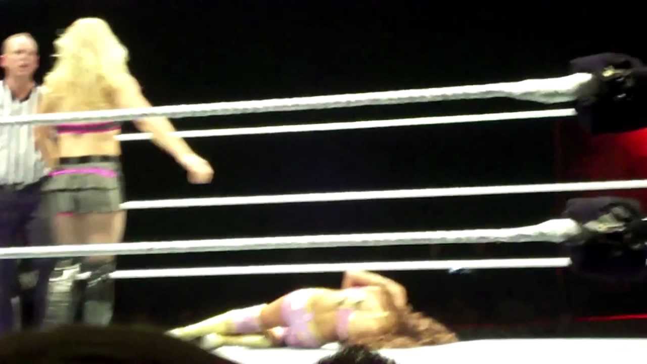 HD | Beth Phoenix vs. Eve Torres @ Amnéville 2011 - YouTube